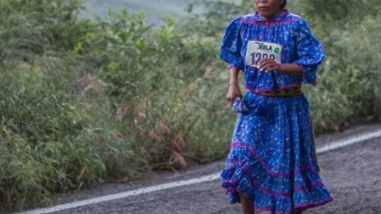 La corredora rarámuri Isadora Rodríguez vuelve a ganar el Maratón de ...