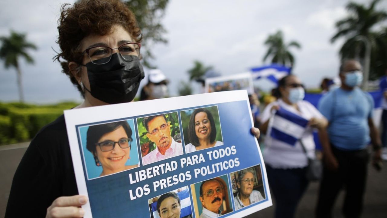 Nicaragua libera a 222 presos políticos y los destierra a Estados ...