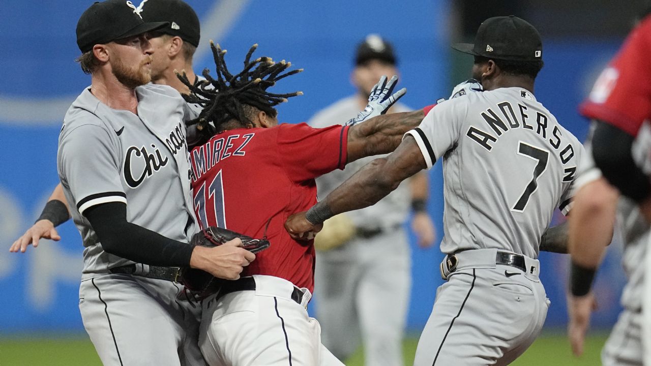 José Ramírez se trenza a golpes con Tim Anderson y lo manda 'a dormir ...