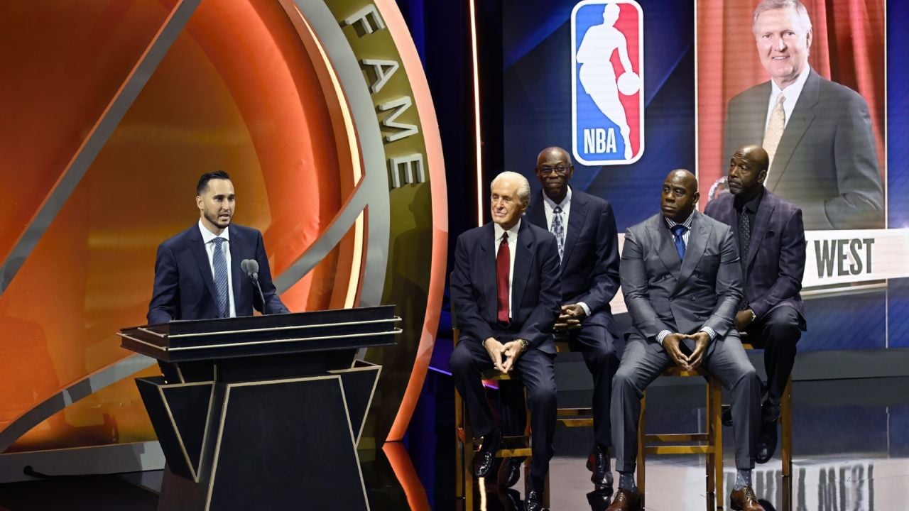 Jerry West hace historia al ser incluido por tercera vez al Salón de la ...
