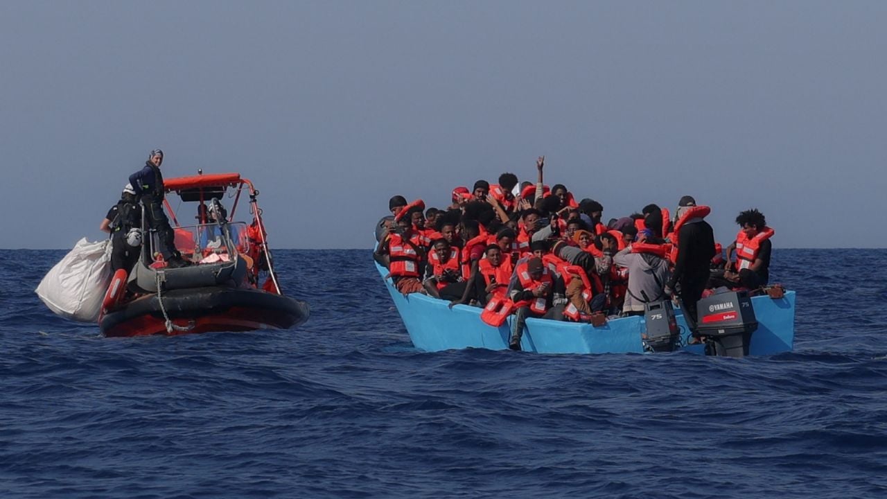 Mueren tres hermanas ahogadas al hundirse embarcación de migrantes en ...