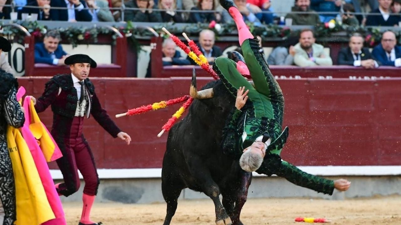 El banderillero Curro Javier sufre impactante cornada en la espalda y ...